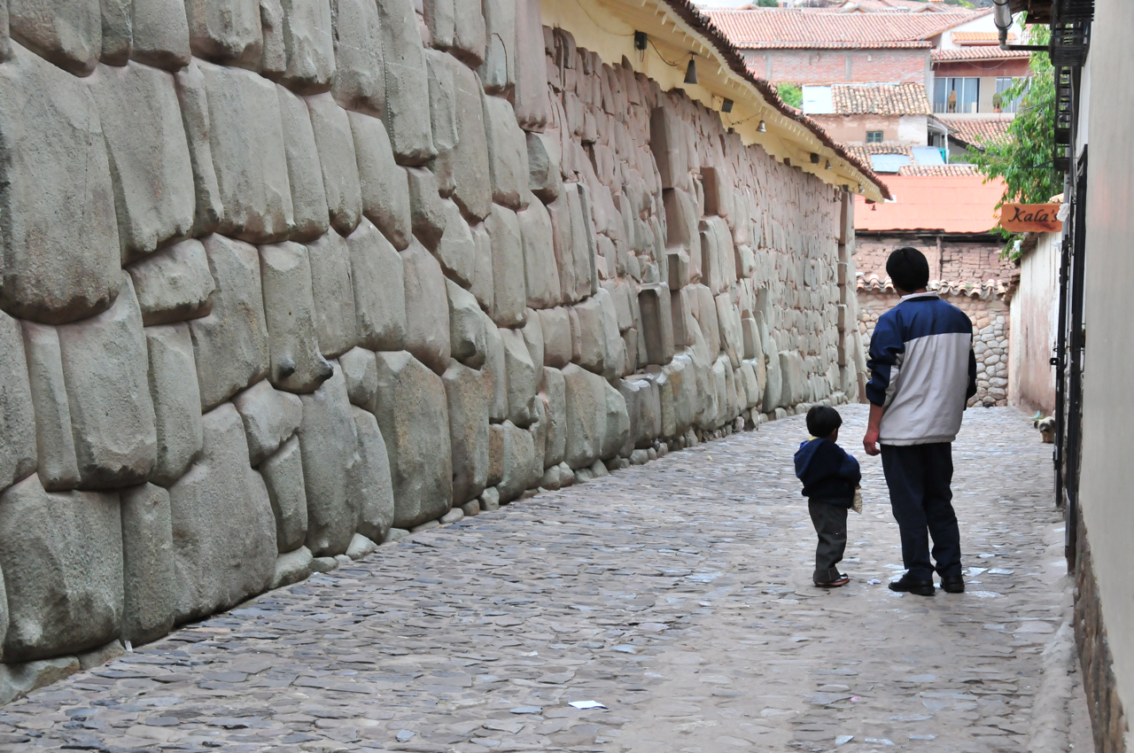 The Magnificent Inca Walls of Cusco - Aracari